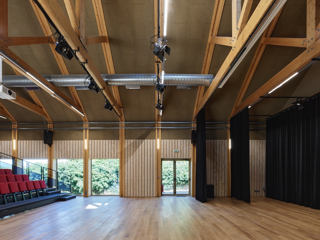 Salle polyvalente La numéro 3 Riec sur Belon - Tentures de Scène - Isotiss