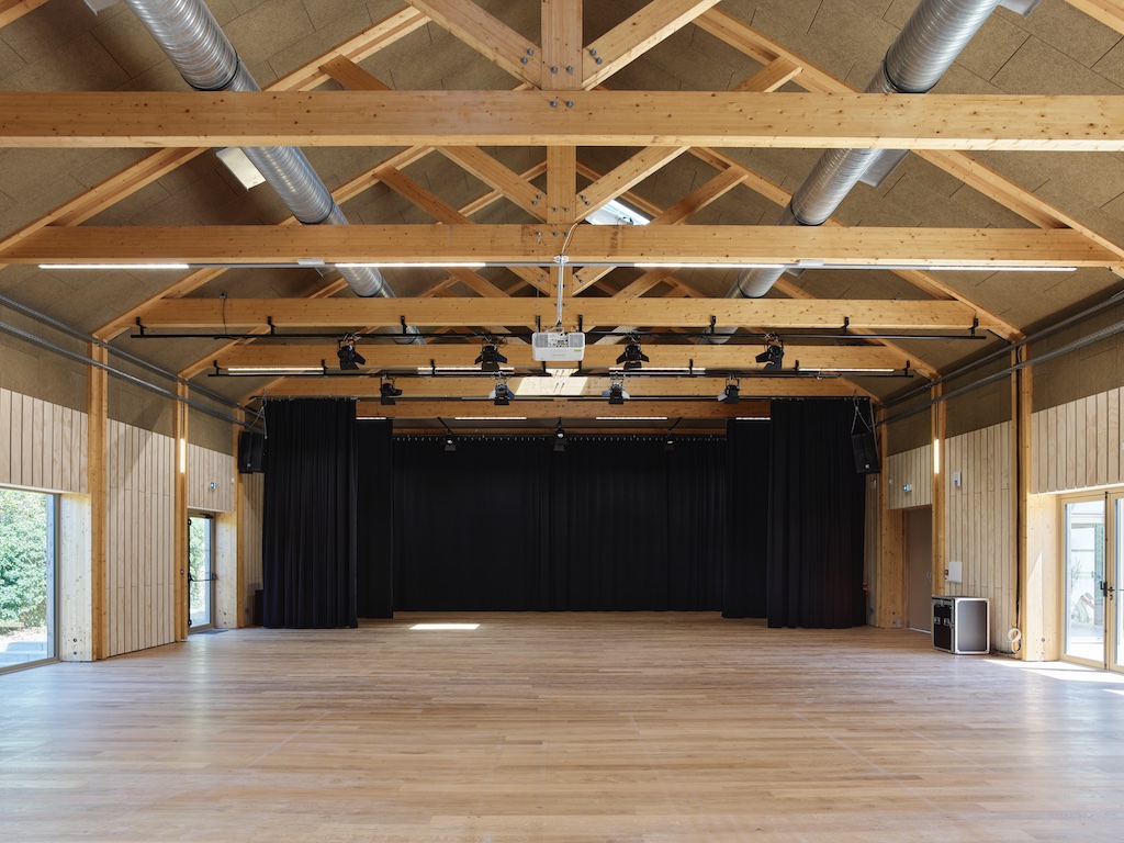 Salle polyvalente La numéro 3 Riec sur Belon - Tentures de Scène - Isotiss